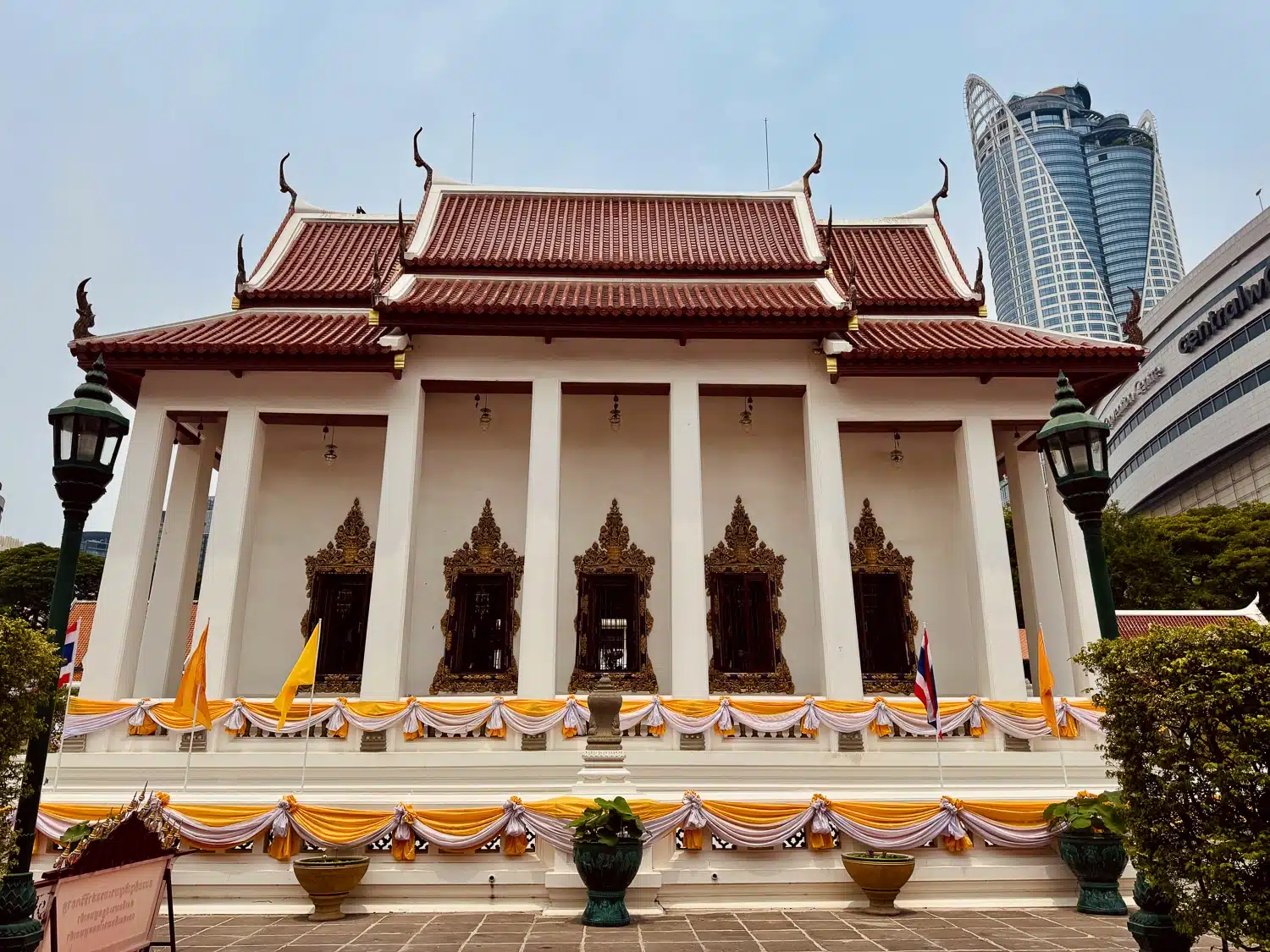 Wat Pathum Wanaram: A Temple In The Middle Of Shopping Malls